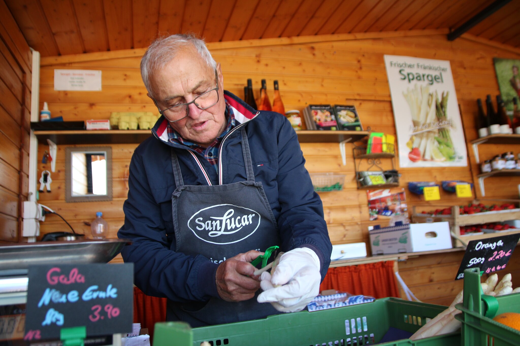 Der schnellste Spargel-Schäler: Der „Spargel-Strobel” schält und ...