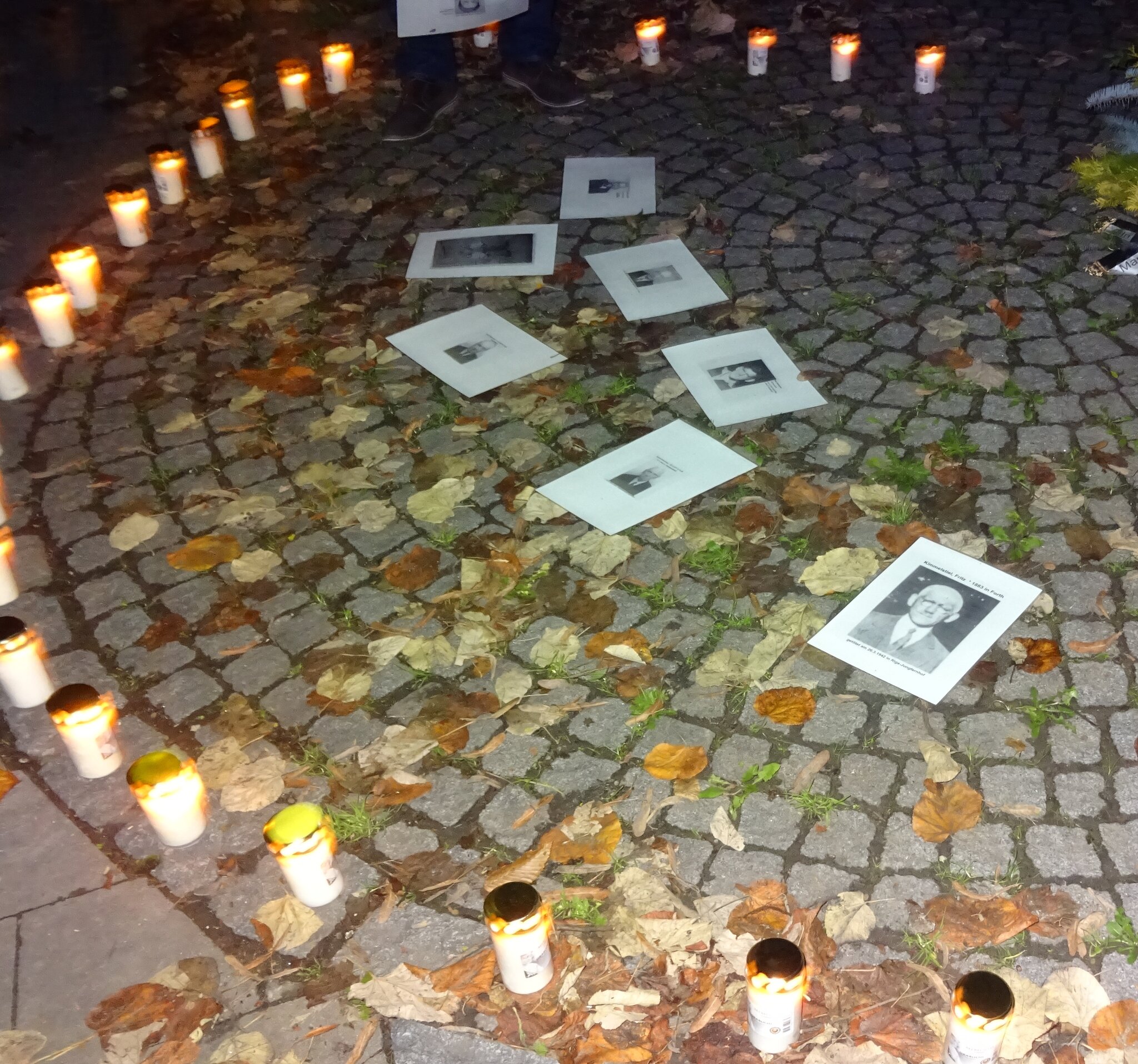 29 Kerzen für die Opfer der Shoa: Pogrom-Gedenken in Forth - Eckental