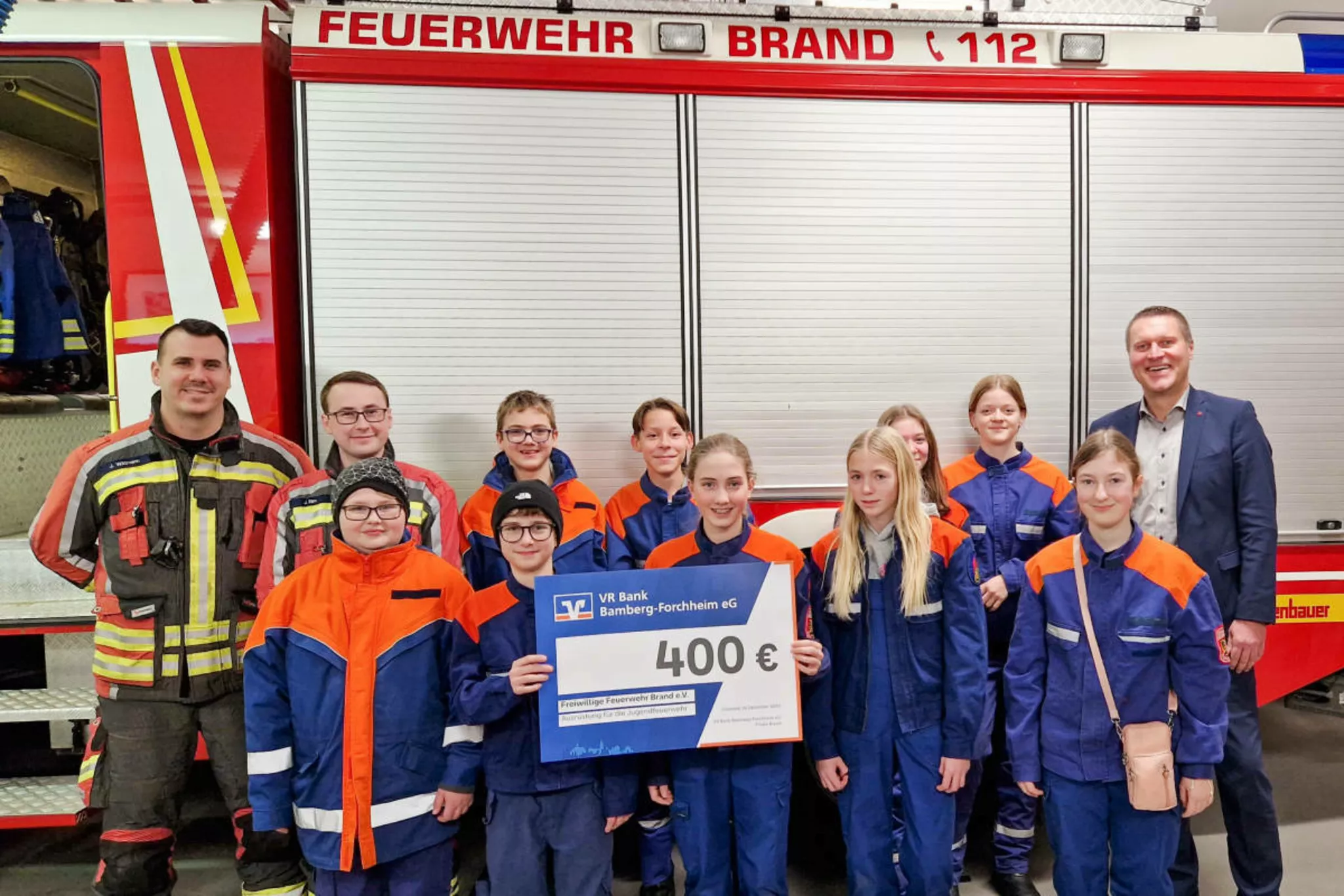 Spende für die Jugendgruppe: VR Bank unterstützt Freiwillige Feuerwehr ...